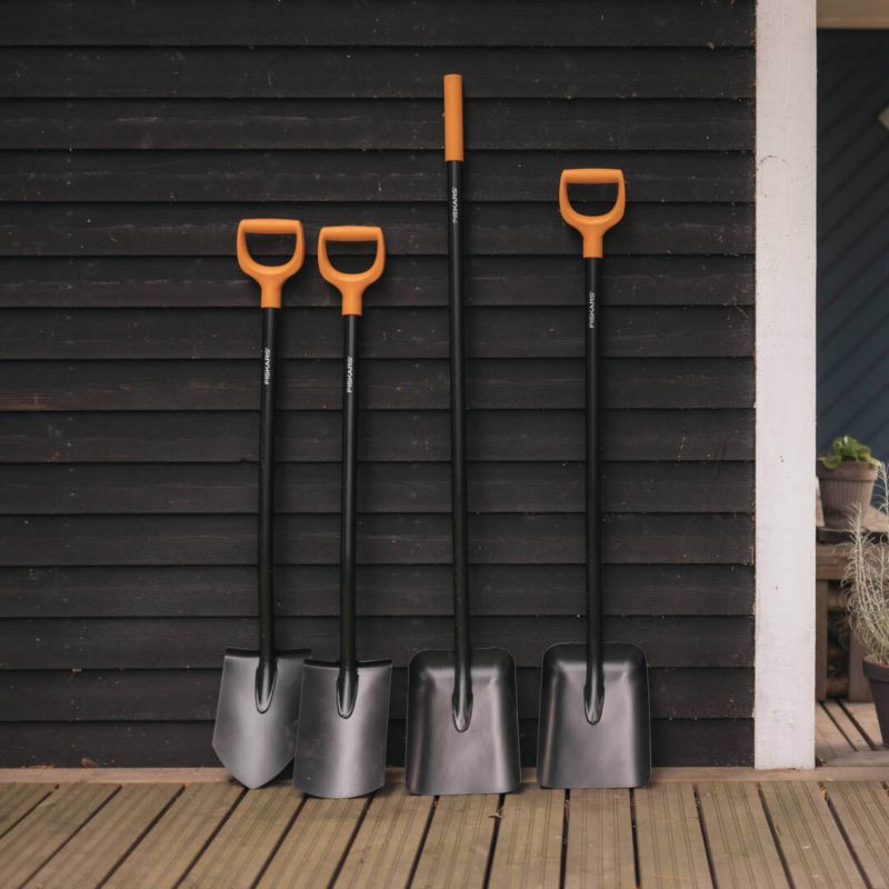 Szpadel prosty Fiskars Solid z metalowym trzonkiem